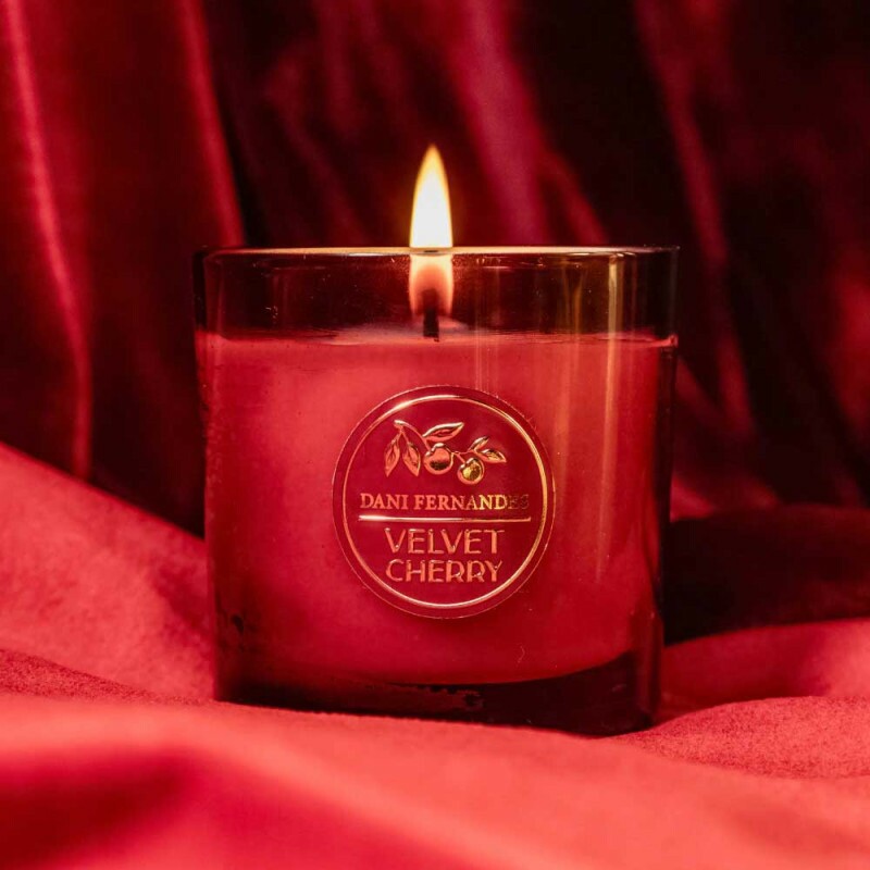Vela Perfumada Velvet Cherry 170g - Dani Fernandes | Ikebana Flores